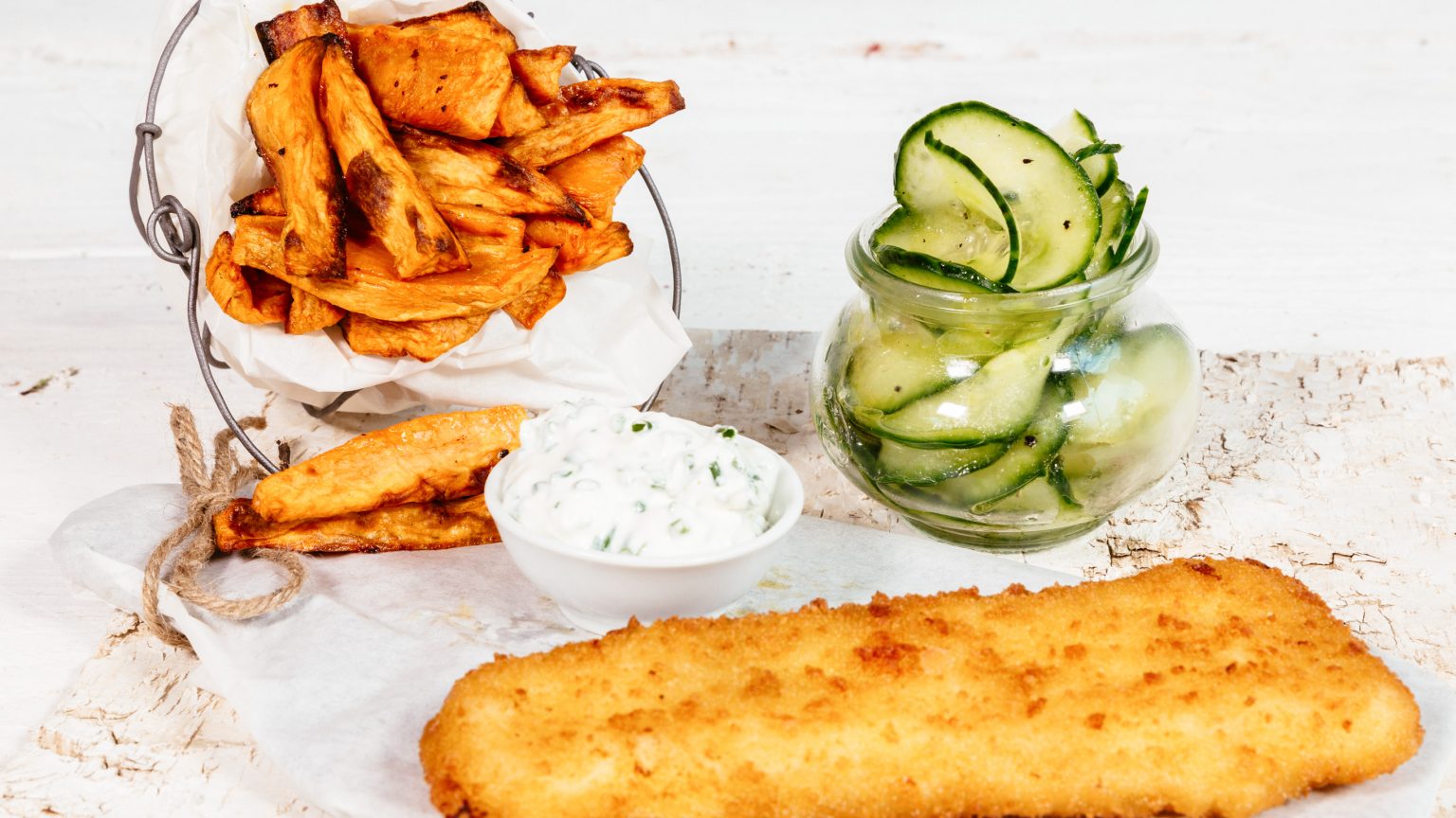 Backofen Fisch mit Süßkartoffel Frites und Gurkensalat I Rezept I FRoSTA